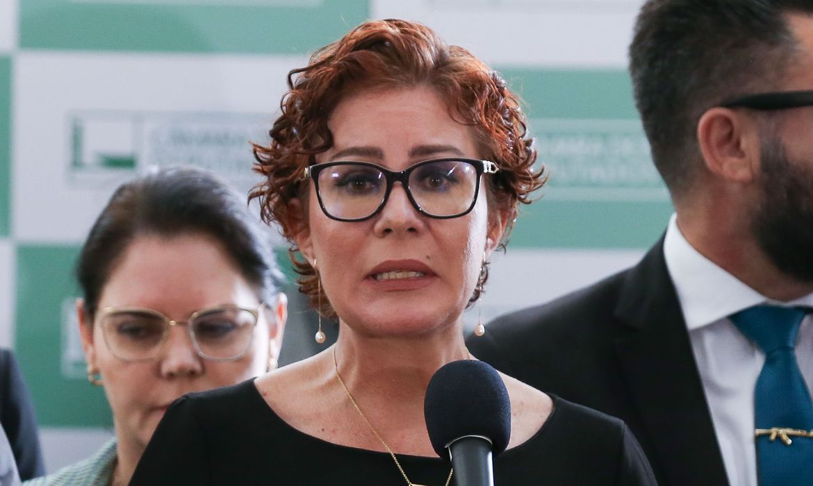 Moraes converte prisão de Carla Zambelli de preventiva para definitiva
