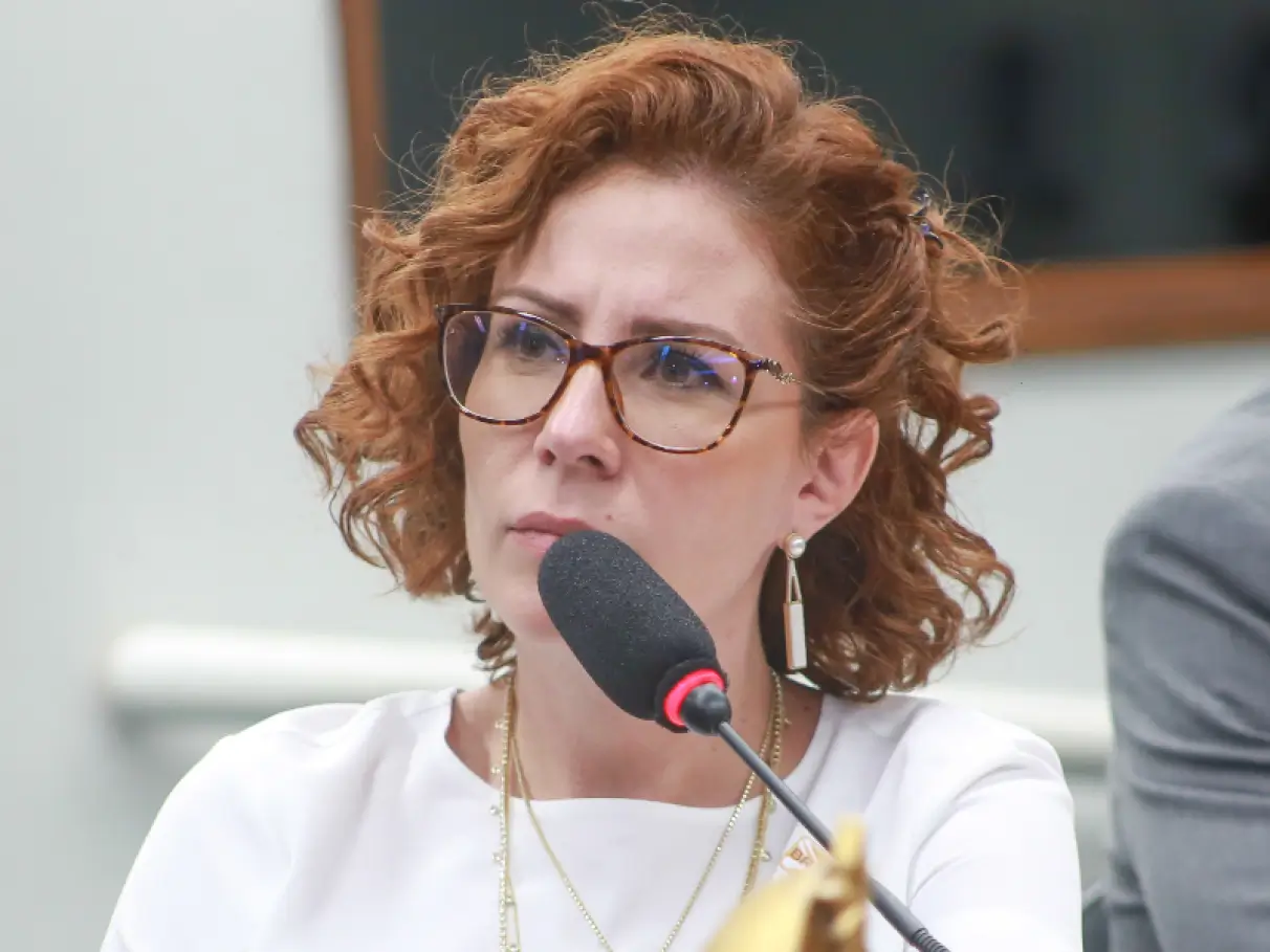 Após condenação, Carla Zambelli anuncia que deixou o país